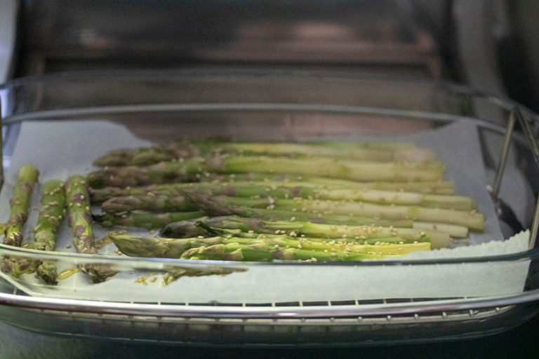 Recette Asperges vertes dorées aux graines de sésame - Magazine Omnicuiseur